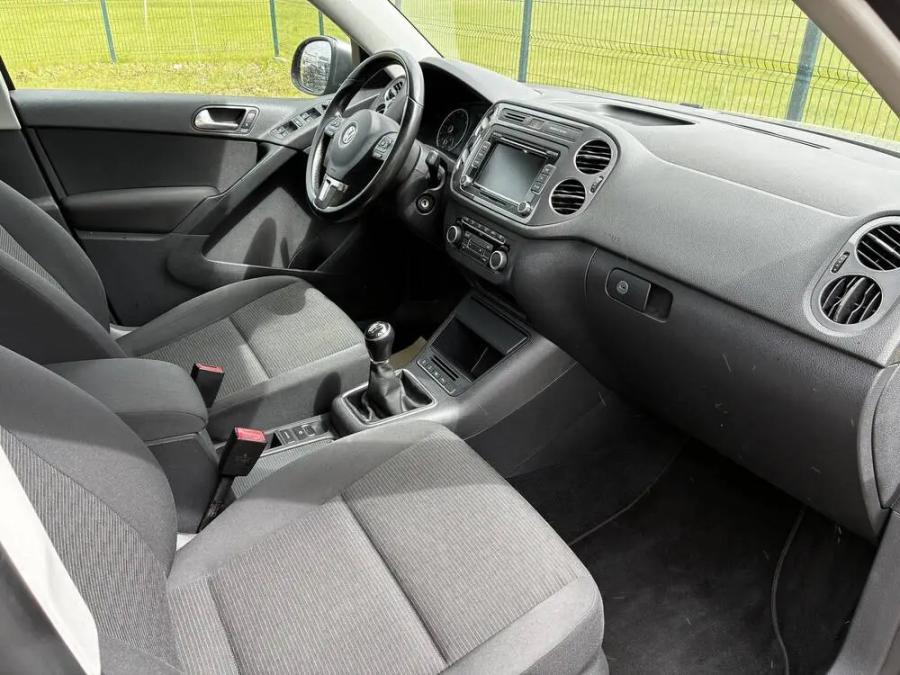 Pelēks Volkswagen Tiguan 2013 Saldus, ar dzinēja tilpumu 2.00 L un nobraukumu 225 tūkst. km par 8900 €, foto 14 vietnē AUTOMOTO.COM.LV