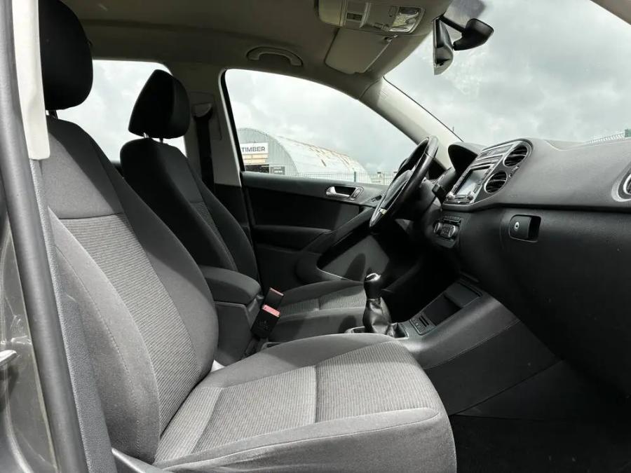 Pelēks Volkswagen Tiguan 2013 Saldus, ar dzinēja tilpumu 2.00 L un nobraukumu 225 tūkst. km par 8900 €, foto 15 vietnē AUTOMOTO.COM.LV
