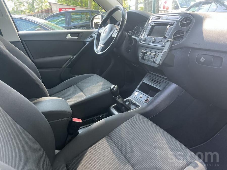 Pelēks Volkswagen Tiguan 2013 Valmiera, ar dzinēja tilpumu 2.00 L un nobraukumu 0 tūkst. km par 9500 €, foto 10 vietnē AUTOMOTO.COM.LV