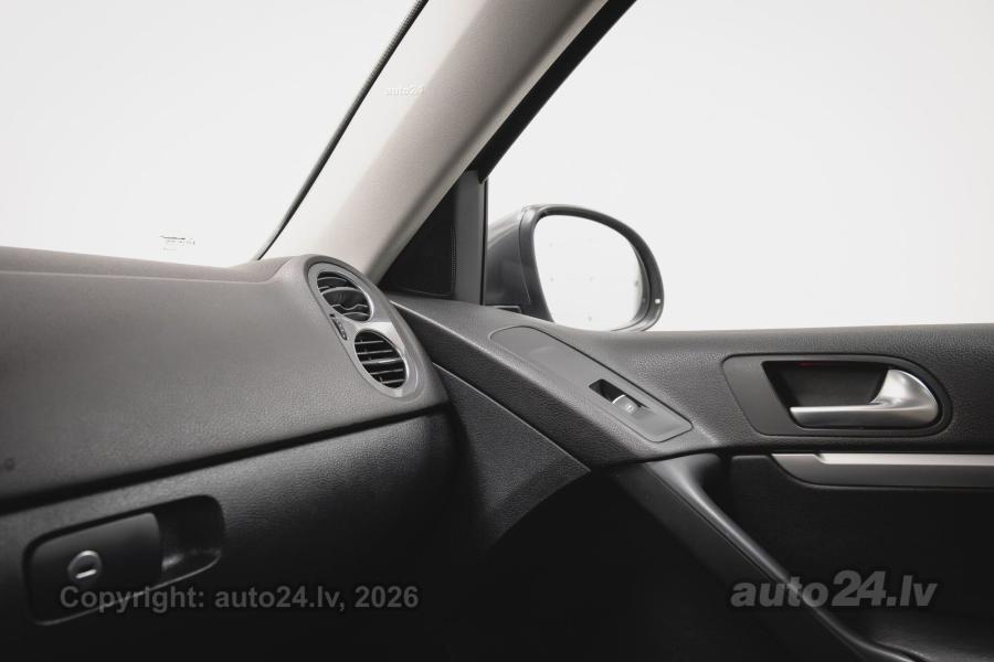 Pelēks Volkswagen Tiguan 2013 Tartu, ar dzinēja tilpumu 2.00 L un nobraukumu 275 tūkst. km par 9900 €, foto 18 vietnē AUTOMOTO.COM.LV