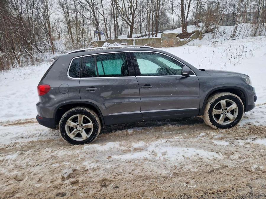 Grey Volkswagen Tiguan 2014 in Vilnius, with an engine capacity of 1.98 L and mileage of 234 thousand km for 5300 €, photo 3 on AUTOMOTO.COM.LV