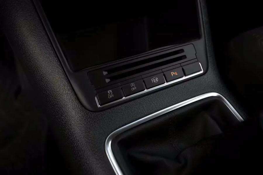 Pelēks Volkswagen Tiguan 2014 Jelgava, ar dzinēja tilpumu 2.00 L un nobraukumu 277 tūkst. km par 7200 €, foto 10 vietnē AUTOMOTO.COM.LV