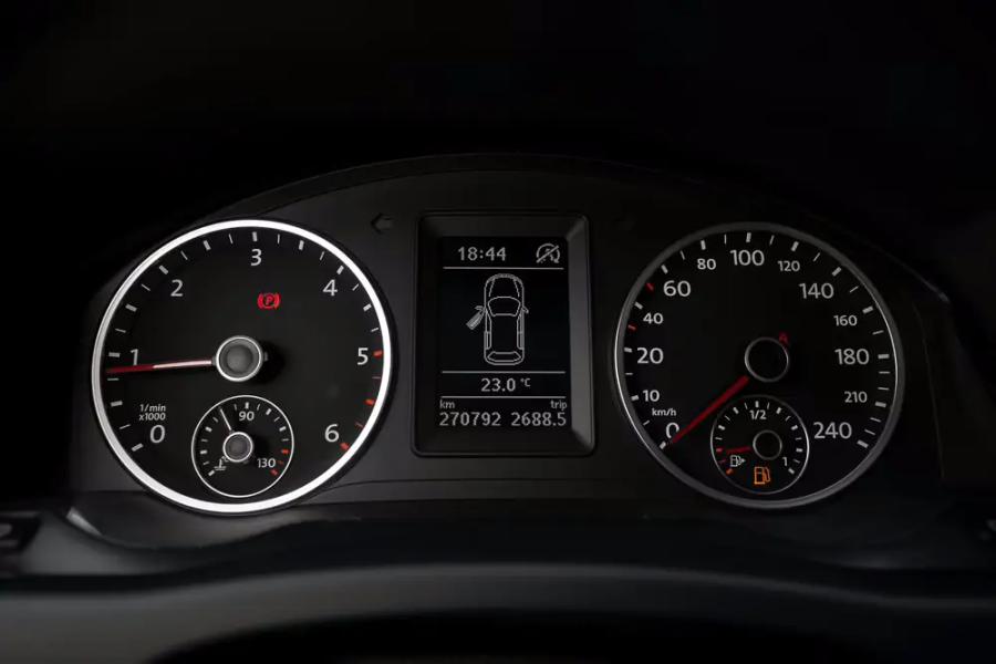 Pelēks Volkswagen Tiguan 2014 Jelgava, ar dzinēja tilpumu 2.00 L un nobraukumu 277 tūkst. km par 7200 €, foto 12 vietnē AUTOMOTO.COM.LV