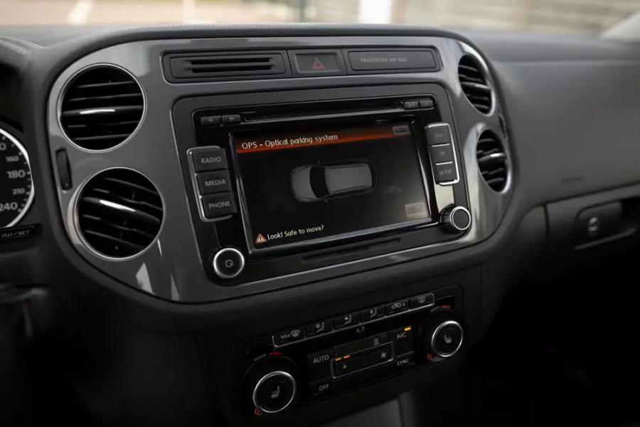 Pelēks Volkswagen Tiguan 2014 Jelgava, ar dzinēja tilpumu 2.00 L un nobraukumu 277 tūkst. km par 7200 €, foto 14 vietnē AUTOMOTO.COM.LV