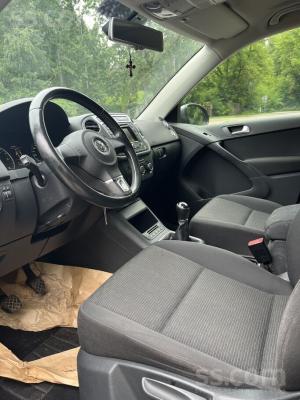 Pelēks Volkswagen Tiguan 2014 Rīga, ar dzinēja tilpumu 2.00 L un nobraukumu 253 tūkst. km par 8000 €, foto 9 vietnē AUTOMOTO.COM.LV
