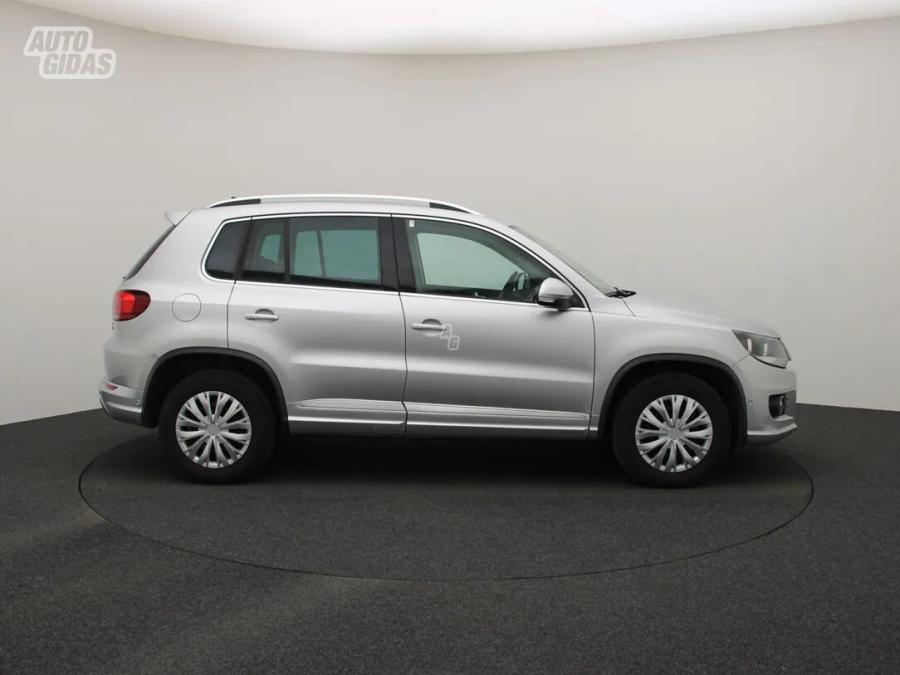 Pelēks Volkswagen Tiguan 2015 Viļņa, ar dzinēja tilpumu 2.00 L un nobraukumu 192 tūkst. km par 12999 €, foto 10 vietnē AUTOMOTO.COM.LV
