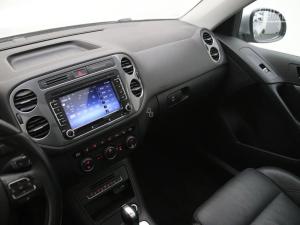 Pelēks Volkswagen Tiguan 2015 Viļņa, ar dzinēja tilpumu 2.00 L un nobraukumu 192 tūkst. km par 12999 €, foto 22 vietnē AUTOMOTO.COM.LV
