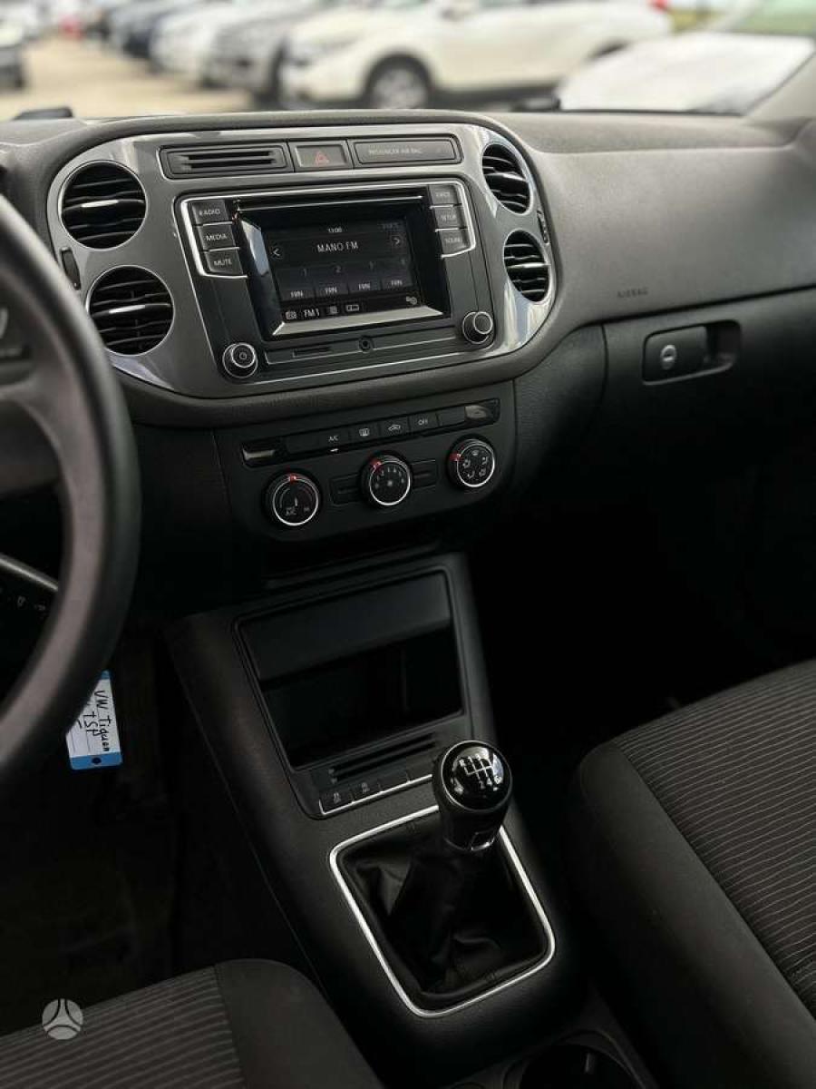 Pelēks Volkswagen Tiguan 2015 Kauņa, ar dzinēja tilpumu 1.40 L un nobraukumu 230 tūkst. km par 8799 €, foto 22 vietnē AUTOMOTO.COM.LV