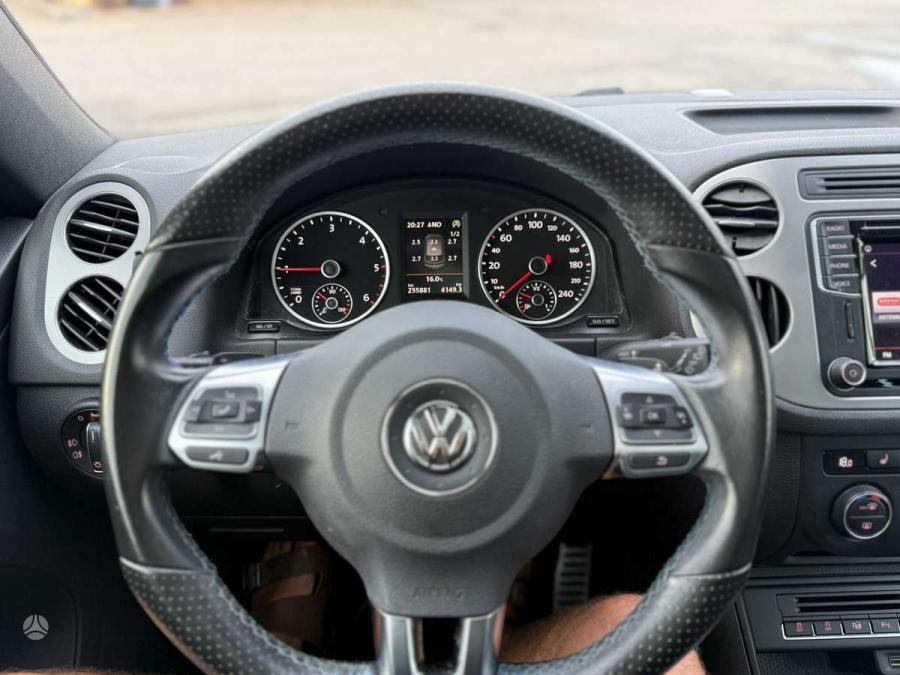 Grey Volkswagen Tiguan 2015 in Vilnius, with an engine capacity of 1.97 L and mileage of 255 thousand km for 11500 €, photo 20 on AUTOMOTO.COM.LV