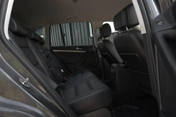 Pelēks Volkswagen Tiguan 2015 Jelgava, ar dzinēja tilpumu 2.00 L un nobraukumu 255 tūkst. km par 11900 €, foto 8 vietnē AUTOMOTO.COM.LV