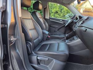 Grey Volkswagen Tiguan 2015 in Kedainiai, with an engine capacity of 1.97 L and mileage of 260 thousand km for 10500 €, photo 19 on AUTOMOTO.COM.LV