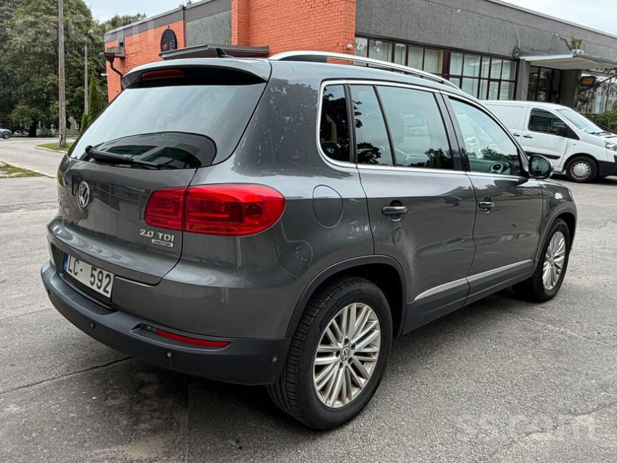 Grey Volkswagen Tiguan 2015 in Valmiera, with an engine capacity of 2.00 L and mileage of 334 thousand km for 7500 €, photo 5 on AUTOMOTO.COM.LV