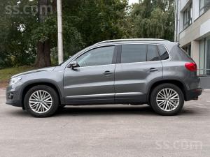 Grey Volkswagen Tiguan 2015 in Valmiera, with an engine capacity of 2.00 L and mileage of 334 thousand km for 7500 €, photo 7 on AUTOMOTO.COM.LV
