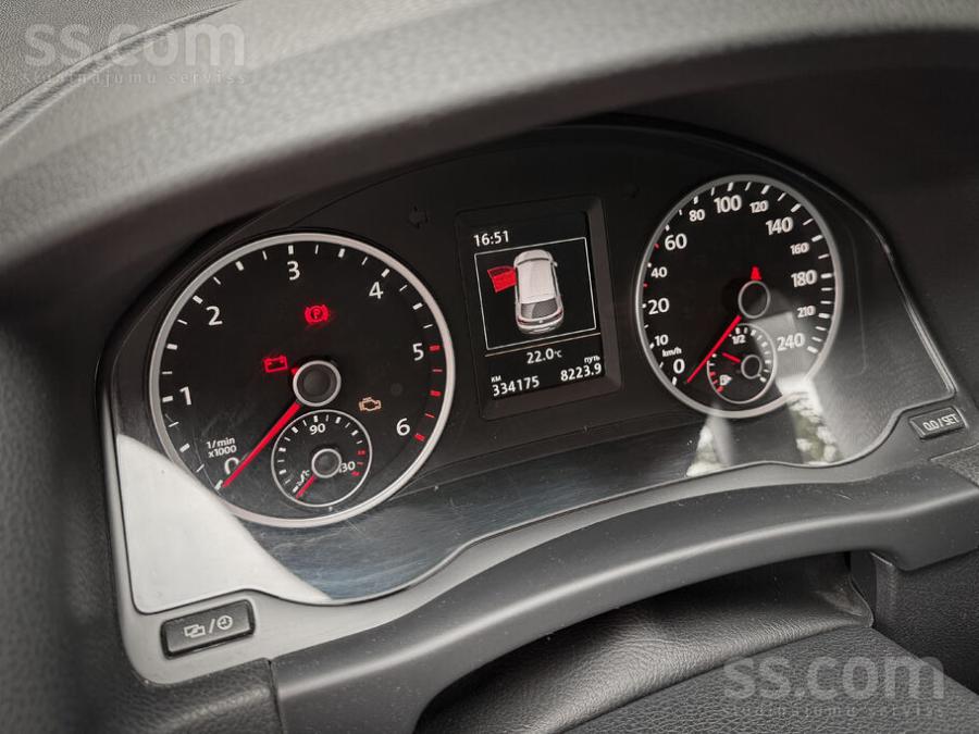 Grey Volkswagen Tiguan 2015 in Valmiera, with an engine capacity of 2.00 L and mileage of 334 thousand km for 7500 €, photo 9 on AUTOMOTO.COM.LV