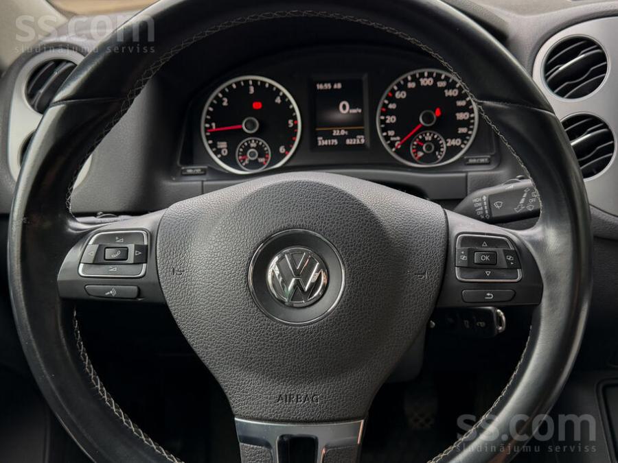 Grey Volkswagen Tiguan 2015 in Valmiera, with an engine capacity of 2.00 L and mileage of 334 thousand km for 7500 €, photo 10 on AUTOMOTO.COM.LV