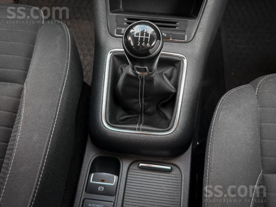Grey Volkswagen Tiguan 2015 in Valmiera, with an engine capacity of 2.00 L and mileage of 334 thousand km for 7500 €, photo 12 on AUTOMOTO.COM.LV
