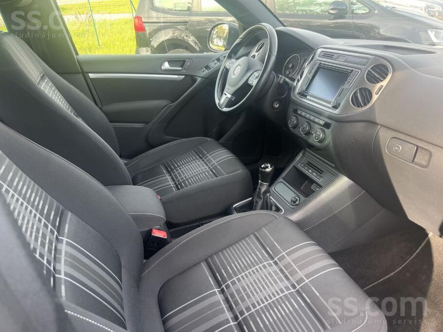 Grey Volkswagen Tiguan 2015 in Valmiera, with an engine capacity of 2.00 L and mileage of 0 thousand km for 11900 €, photo 10 on AUTOMOTO.COM.LV