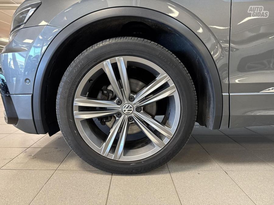 Pelēks Volkswagen Tiguan 2016 Viļņa, ar dzinēja tilpumu 1.50 L un nobraukumu 141 tūkst. km par 19990 €, foto 24 vietnē AUTOMOTO.COM.LV