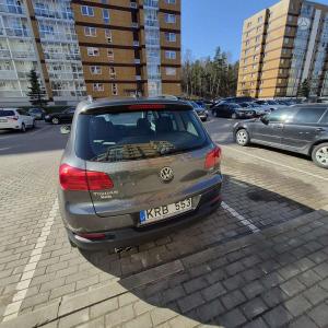 Grey Volkswagen Tiguan 2016 in Klaipeda, with an engine capacity of 1.98 L and mileage of 175 thousand km for 8200 €, photo 6 on AUTOMOTO.COM.LV