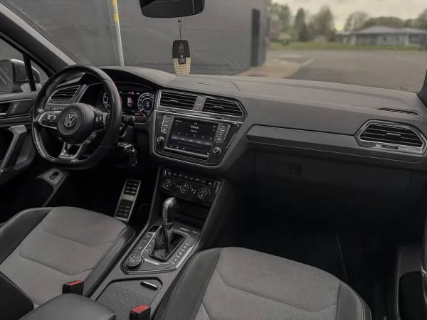 Grey Volkswagen Tiguan 2016 in Jelgava, with an engine capacity of 2.00 L and mileage of 200 thousand km for 17800 €, photo 9 on AUTOMOTO.COM.LV