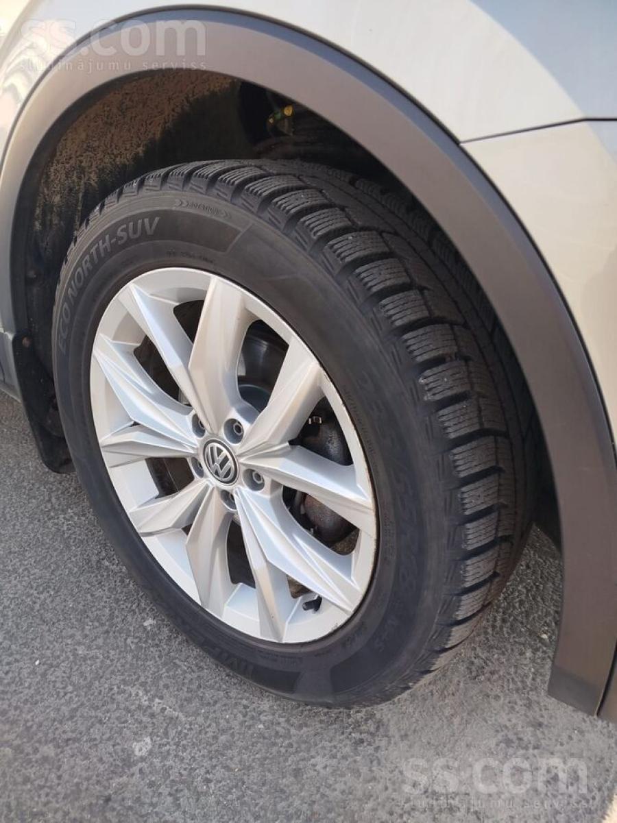 Grey Volkswagen Tiguan 2016 in Rezekne, with an engine capacity of 1.40 L and mileage of 132 thousand km for 16111 €, photo 9 on AUTOMOTO.COM.LV