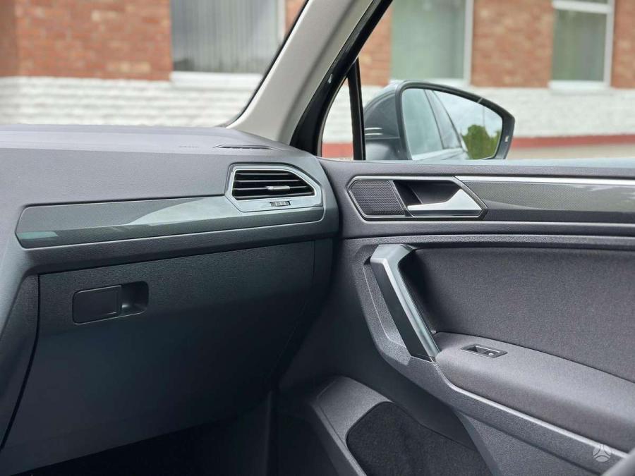 Grey Volkswagen Tiguan 2016 in Nemencine, with an engine capacity of 1.97 L and mileage of 286 thousand km for 14300 €, photo 39 on AUTOMOTO.COM.LV