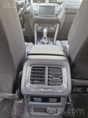 Grey Volkswagen Tiguan 2016 in Riga, with an engine capacity of 2.00 L and mileage of 162 thousand km for 15500 €, photo 8 on AUTOMOTO.COM.LV