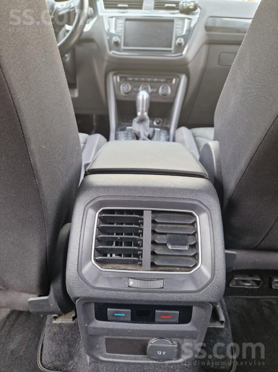 Grey Volkswagen Tiguan 2016 in Riga, with an engine capacity of 2.00 L and mileage of 162 thousand km for 15500 €, photo 8 on AUTOMOTO.COM.LV