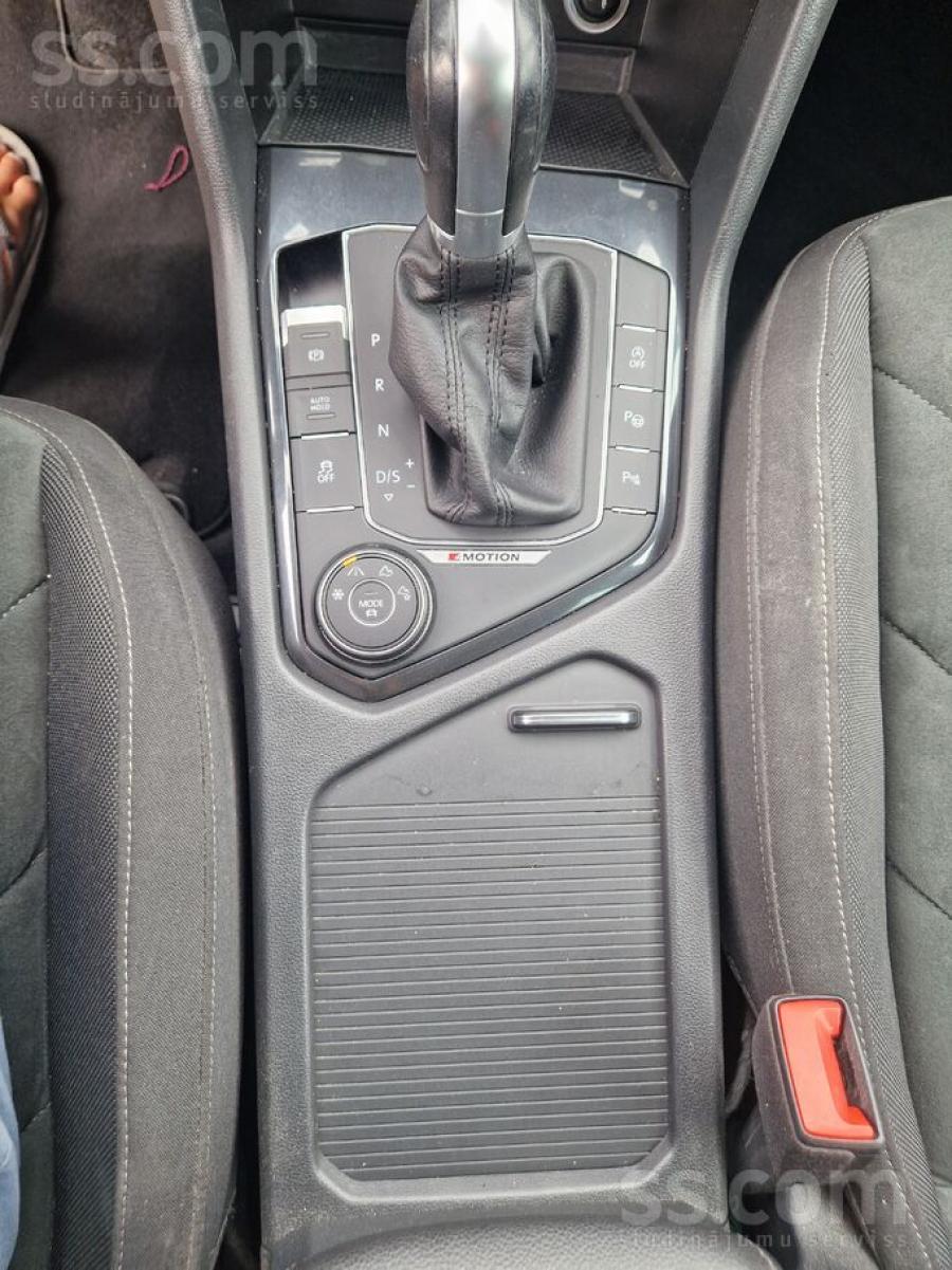 Grey Volkswagen Tiguan 2016 in Riga, with an engine capacity of 2.00 L and mileage of 162 thousand km for 15500 €, photo 13 on AUTOMOTO.COM.LV