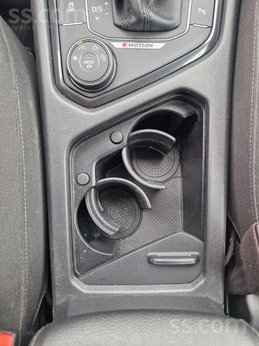 Grey Volkswagen Tiguan 2016 in Riga, with an engine capacity of 2.00 L and mileage of 162 thousand km for 15500 €, photo 14 on AUTOMOTO.COM.LV