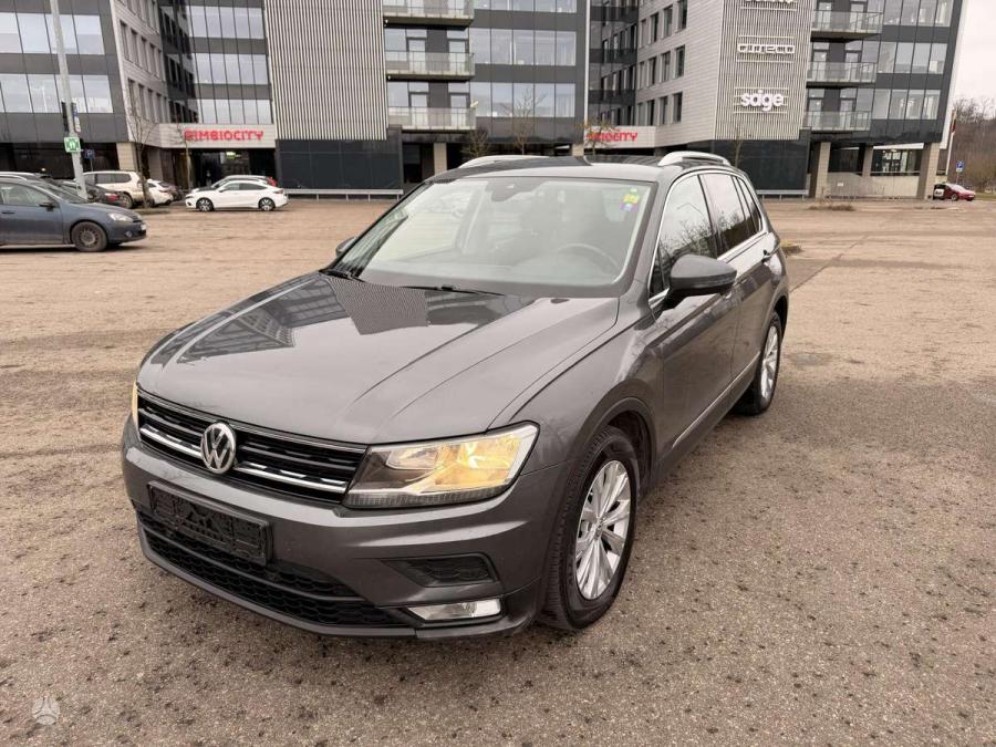 Grey Volkswagen Tiguan 2017 in Vilnius, with an engine capacity of 1.97 L and mileage of 339 thousand km for 11850 €, photo 1 on AUTOMOTO.COM.LV