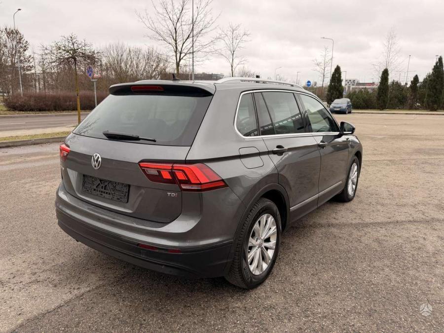 Grey Volkswagen Tiguan 2017 in Vilnius, with an engine capacity of 1.97 L and mileage of 339 thousand km for 11850 €, photo 5 on AUTOMOTO.COM.LV