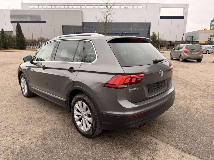 Grey Volkswagen Tiguan 2017 in Vilnius, with an engine capacity of 1.97 L and mileage of 339 thousand km for 11850 €, photo 9 on AUTOMOTO.COM.LV