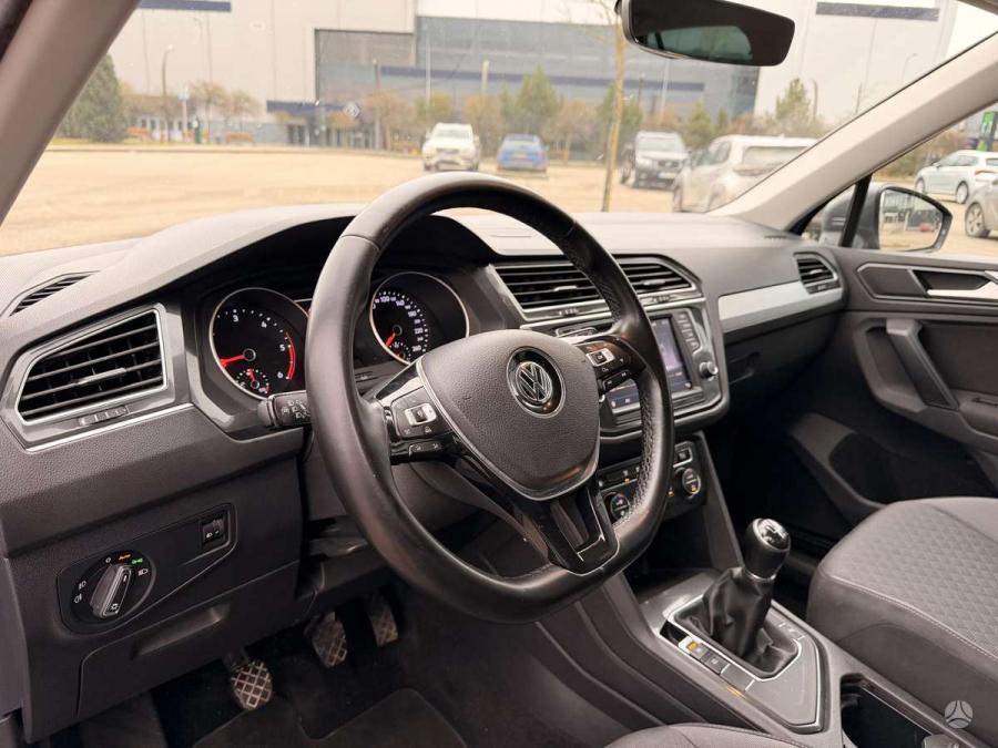 Grey Volkswagen Tiguan 2017 in Vilnius, with an engine capacity of 1.97 L and mileage of 339 thousand km for 11850 €, photo 14 on AUTOMOTO.COM.LV