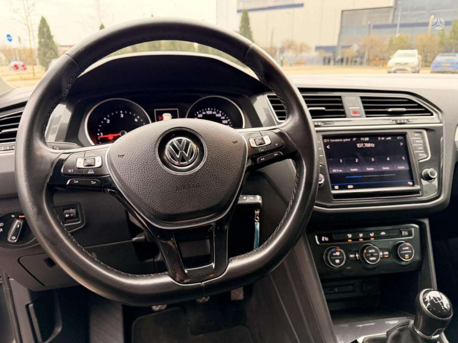 Grey Volkswagen Tiguan 2017 in Vilnius, with an engine capacity of 1.97 L and mileage of 339 thousand km for 11850 €, photo 16 on AUTOMOTO.COM.LV