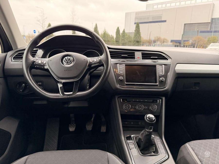 Grey Volkswagen Tiguan 2017 in Vilnius, with an engine capacity of 1.97 L and mileage of 339 thousand km for 11850 €, photo 27 on AUTOMOTO.COM.LV