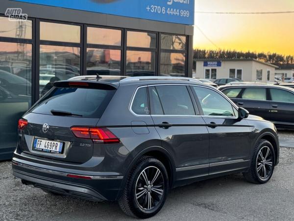 Grey Volkswagen Tiguan 2017 in Vilnius, with an engine capacity of 2.00 L and mileage of 273 thousand km for 15650 €, photo 4 on AUTOMOTO.COM.LV