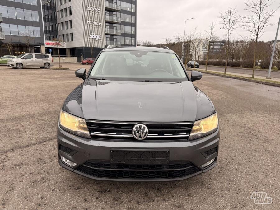 Grey Volkswagen Tiguan 2017 in Vilnius, with an engine capacity of 2.00 L and mileage of 339 thousand km for 10950 €, photo 2 on AUTOMOTO.COM.LV