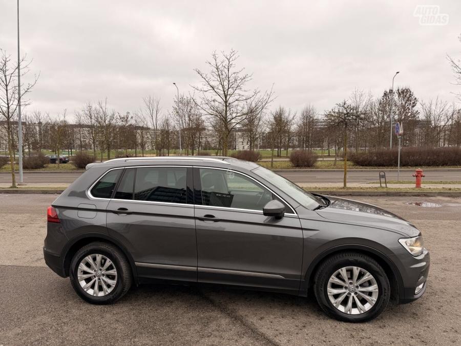 Grey Volkswagen Tiguan 2017 in Vilnius, with an engine capacity of 2.00 L and mileage of 339 thousand km for 10950 €, photo 4 on AUTOMOTO.COM.LV
