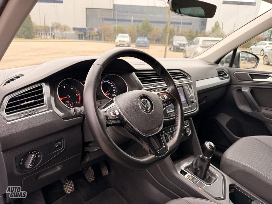 Grey Volkswagen Tiguan 2017 in Vilnius, with an engine capacity of 2.00 L and mileage of 339 thousand km for 10950 €, photo 12 on AUTOMOTO.COM.LV