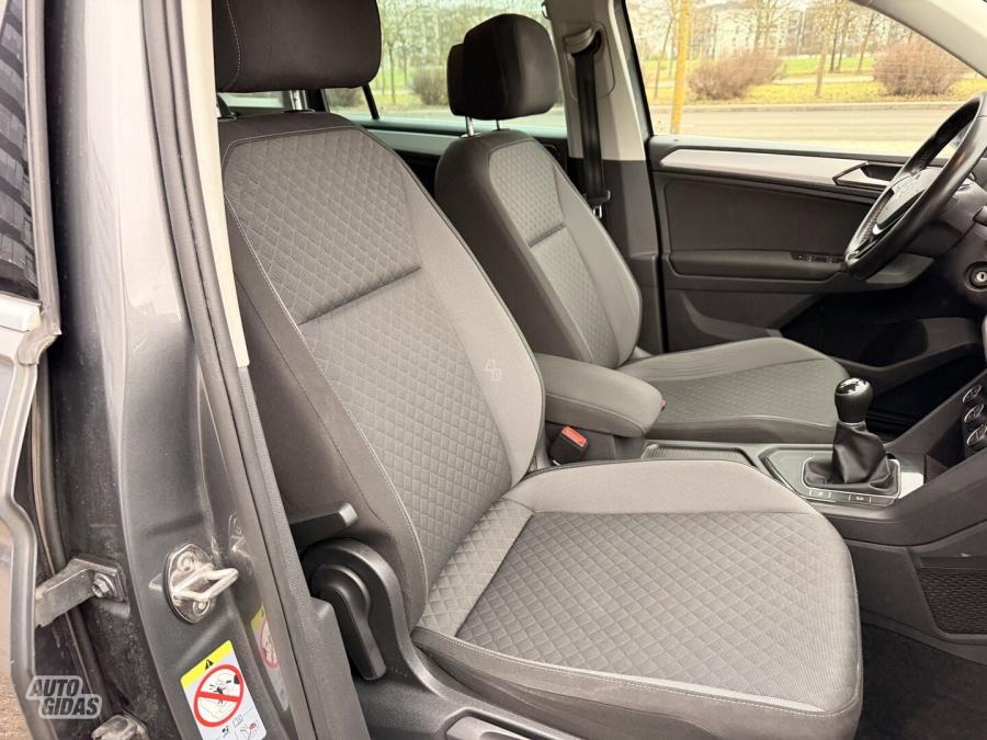 Grey Volkswagen Tiguan 2017 in Vilnius, with an engine capacity of 2.00 L and mileage of 339 thousand km for 10950 €, photo 25 on AUTOMOTO.COM.LV