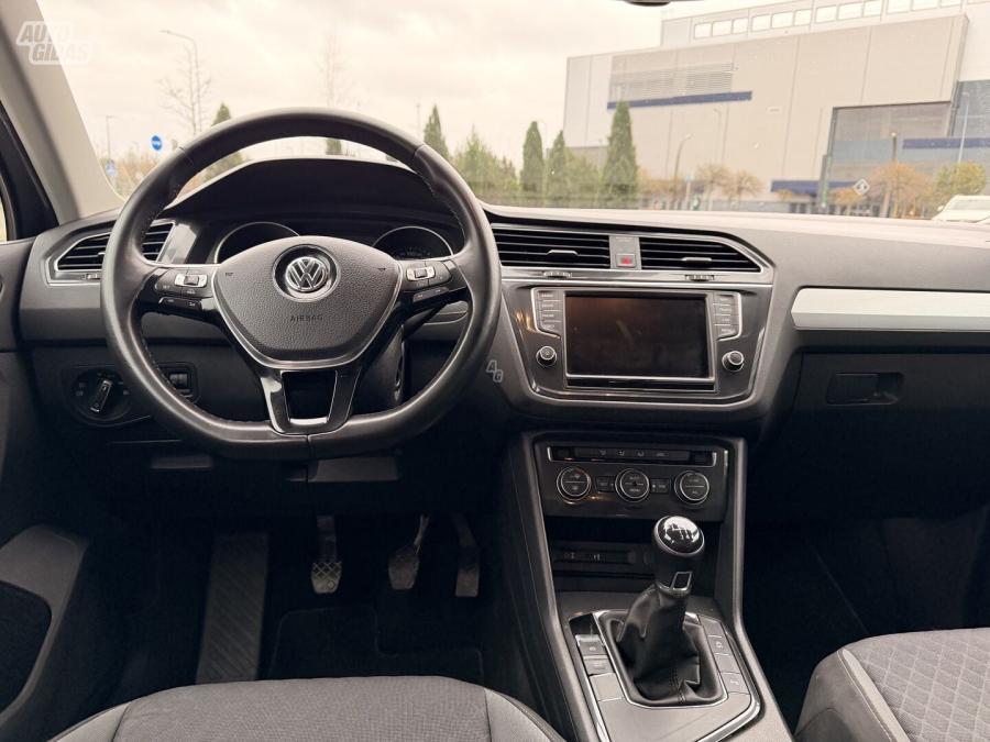 Grey Volkswagen Tiguan 2017 in Vilnius, with an engine capacity of 2.00 L and mileage of 339 thousand km for 10950 €, photo 28 on AUTOMOTO.COM.LV