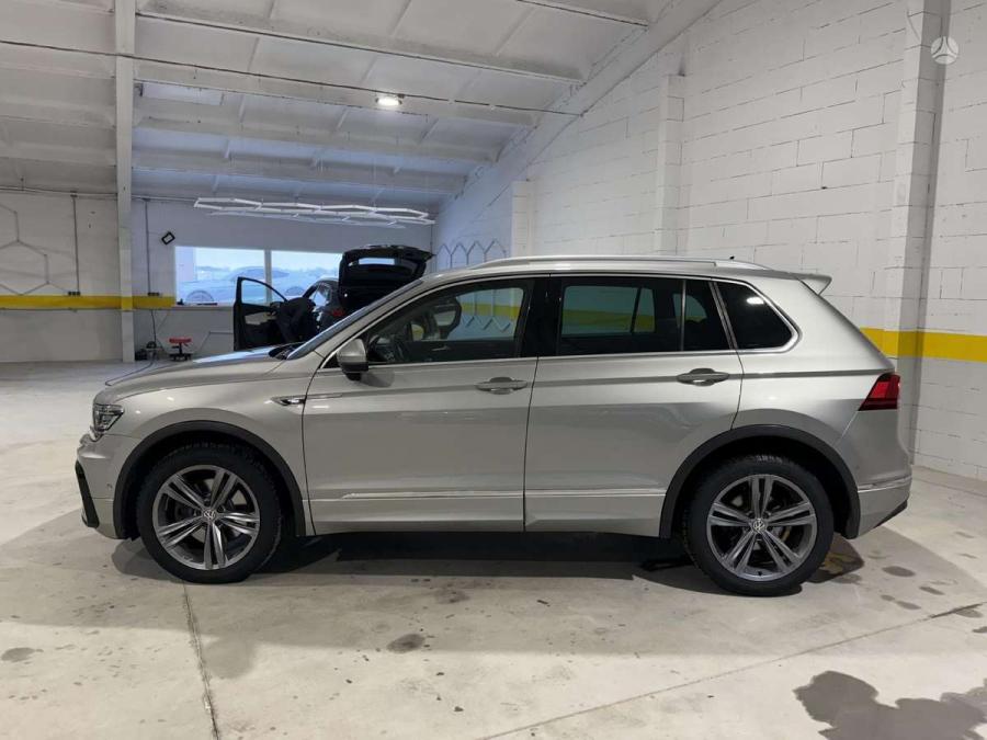 Grey Volkswagen Tiguan 2017 in Kaunas, with an engine capacity of 1.97 L and mileage of 259 thousand km for 16700 €, photo 4 on AUTOMOTO.COM.LV