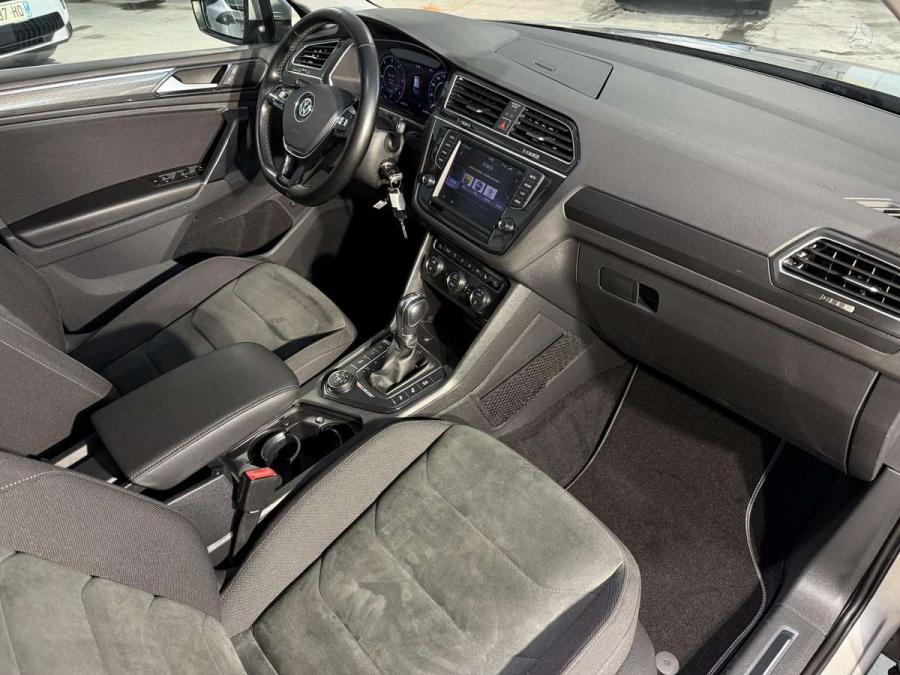 Grey Volkswagen Tiguan 2017 in Kaunas, with an engine capacity of 1.97 L and mileage of 259 thousand km for 16700 €, photo 13 on AUTOMOTO.COM.LV