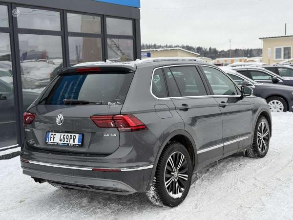 Grey Volkswagen Tiguan 2017 in Vilnius, with an engine capacity of 2.00 L and mileage of 273 thousand km for 15650 €, photo 3 on AUTOMOTO.COM.LV