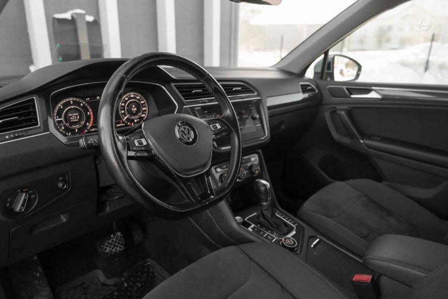 Grey Volkswagen Tiguan 2017 in Vilnius, with an engine capacity of 1.97 L and mileage of 219 thousand km for 17500 €, photo 17 on AUTOMOTO.COM.LV