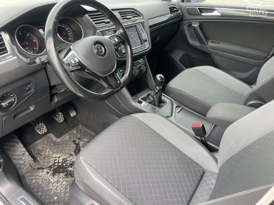 Grey Volkswagen Tiguan 2017 in Kaunas, with an engine capacity of 2.00 L and mileage of 122 thousand km for 14400 €, photo 23 on AUTOMOTO.COM.LV