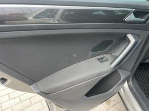 Grey Volkswagen Tiguan 2017 in Kaunas, with an engine capacity of 2.00 L and mileage of 122 thousand km for 14400 €, photo 28 on AUTOMOTO.COM.LV