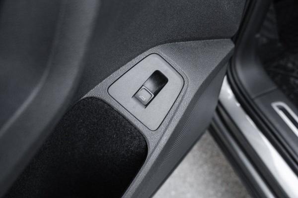 Pelēks Volkswagen Tiguan 2017 Rīga, ar dzinēja tilpumu 2.00 L un nobraukumu 79 tūkst. km par 20950 €, foto 8 vietnē AUTOMOTO.COM.LV