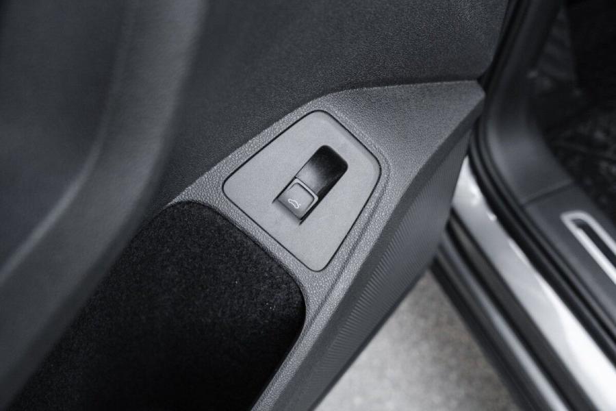 Pelēks Volkswagen Tiguan 2017 Rīga, ar dzinēja tilpumu 2.00 L un nobraukumu 79 tūkst. km par 20950 €, foto 9 vietnē AUTOMOTO.COM.LV